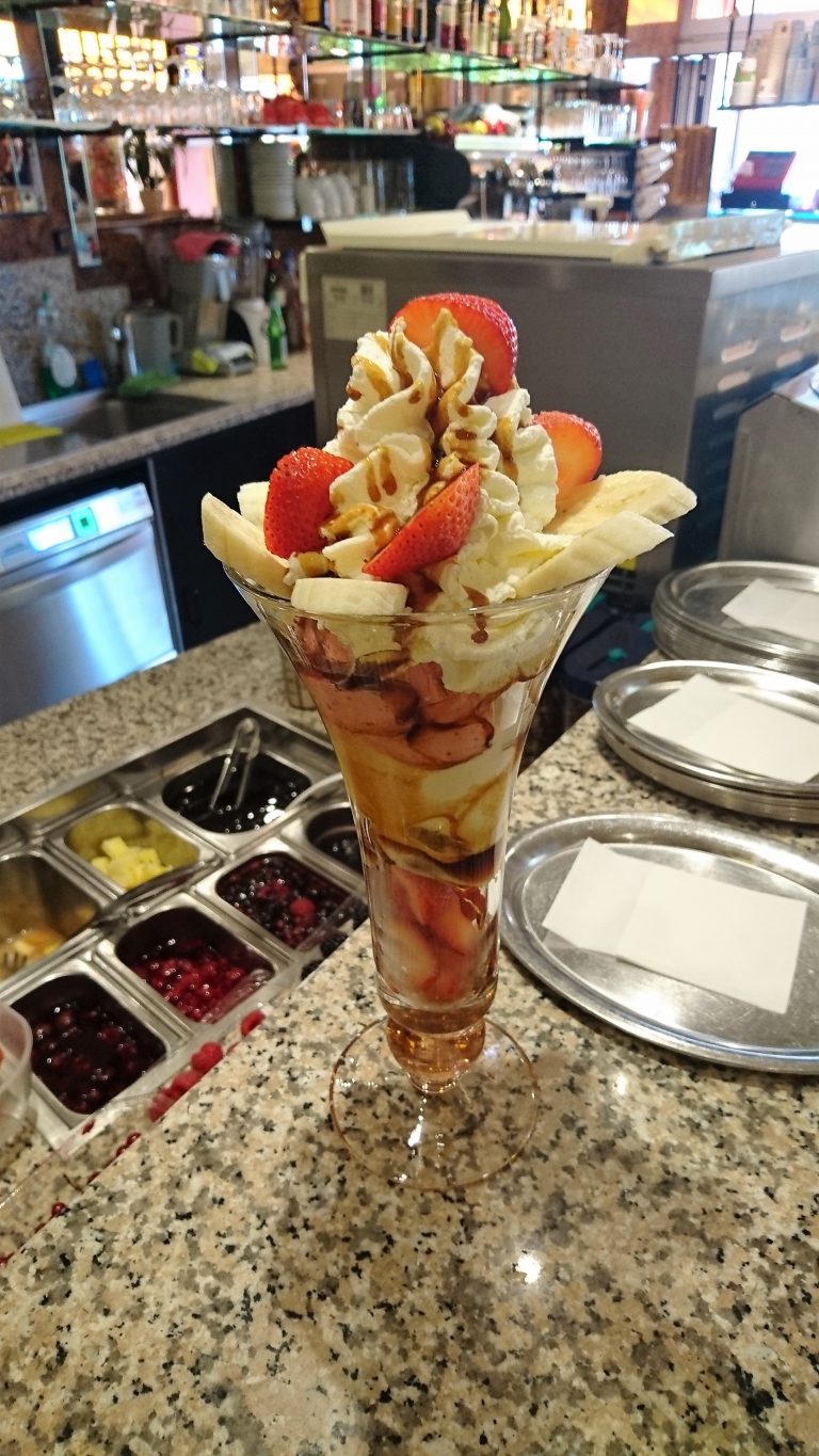 Eisbecher mit Früchten | Eiscafè Europa